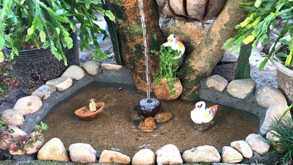Creating an Aquatic Oasis: Building an Aquarium with a Tree Trunk ...